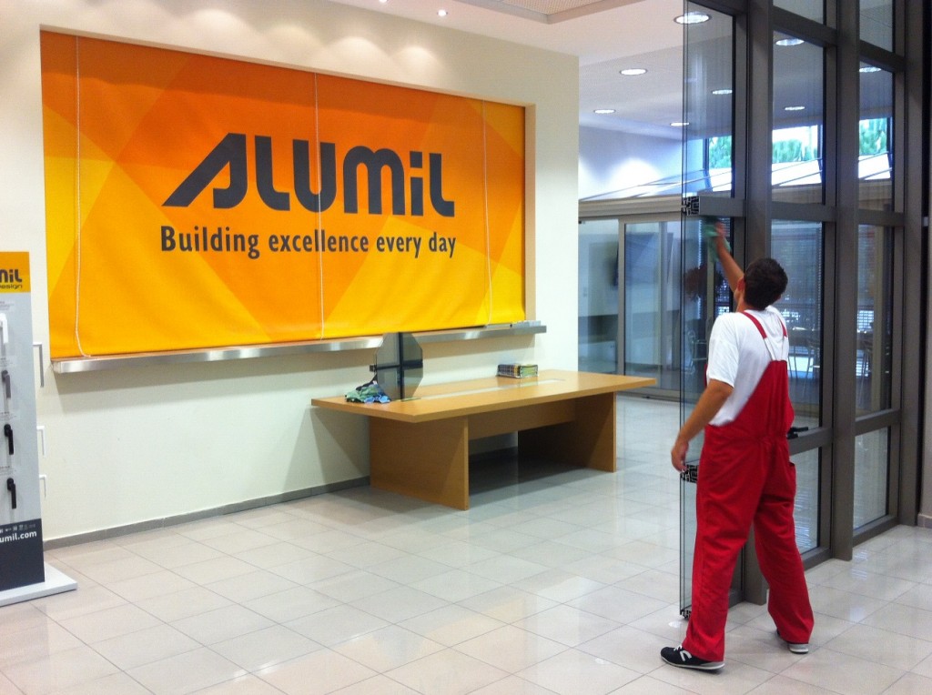Καθαρισμός υαλοπινάκων εγκαταστάσεων Alumil - | TRUEWORK Facility Solutions